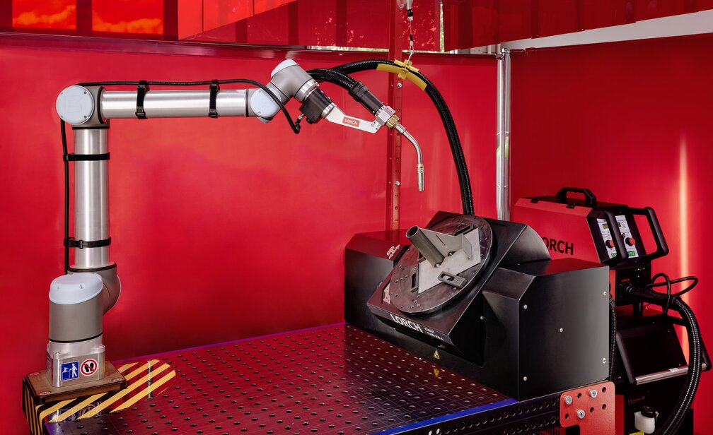 Lorch turn-tilt table: Cobot welding in any position.