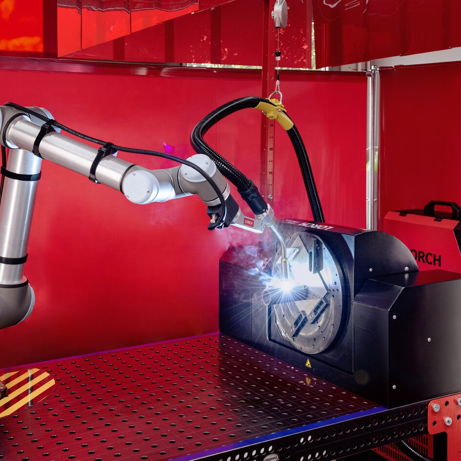 Lorch turn-tilt table: Cobot welding in any position.