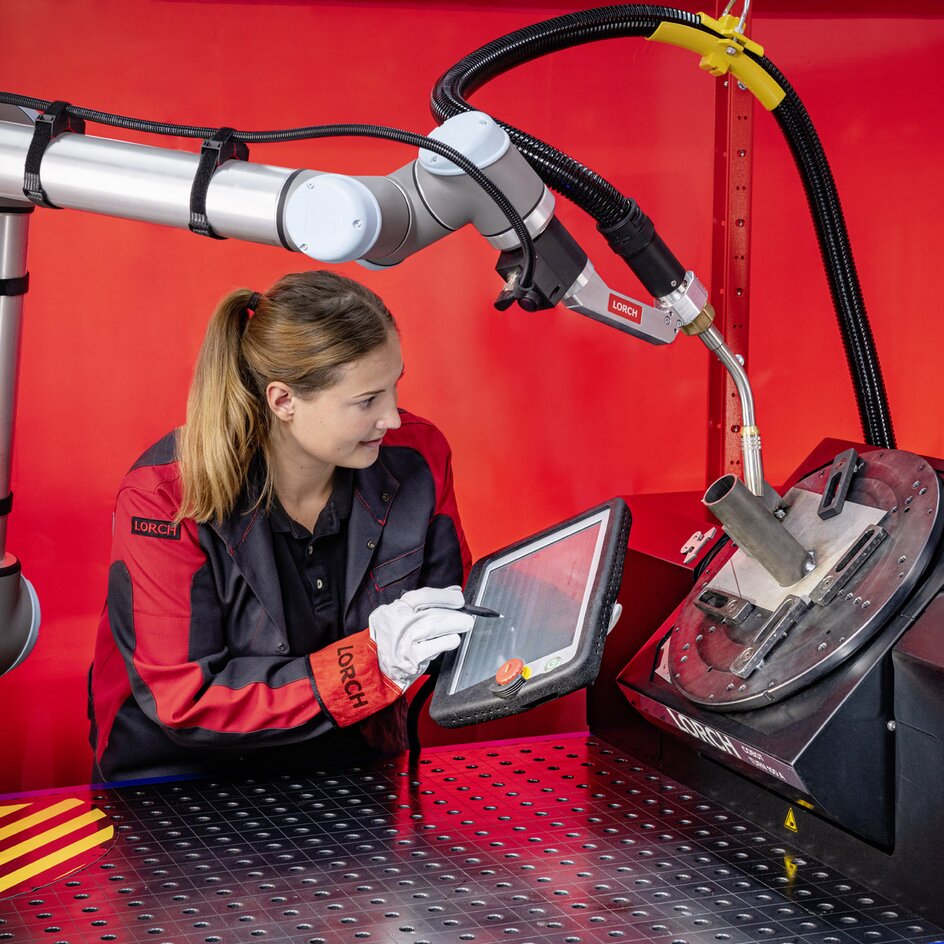 Lorch turn-tilt table: Cobot welding in any position.