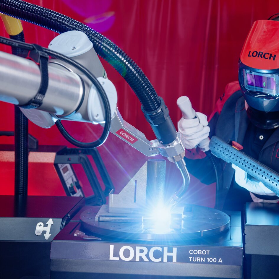 Lorch turn-tilt table: Cobot welding in any position.