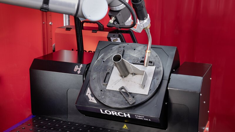 Lorch turn-tilt table: Cobot welding in any position.