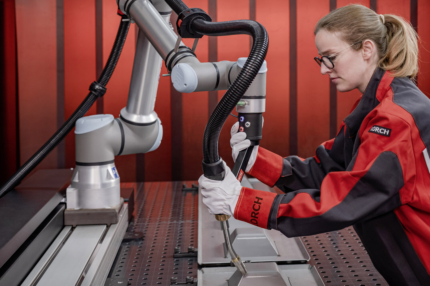 Lorch linear axis: more workspace and maximum freedom in cobot welding.