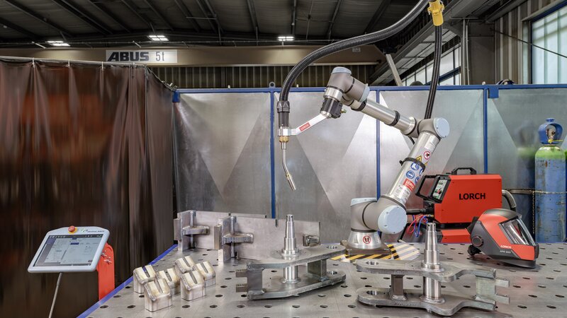 Lorch turn-tilt table: Cobot welding in any position.